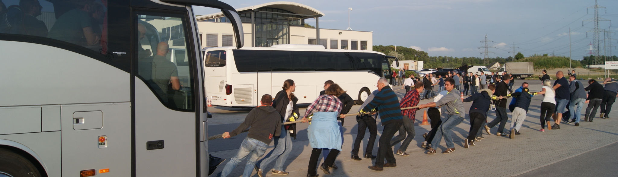 #Rückspiegel: "Bus-Pulling" mit 15 Tonnen! - Driving Camp Pachfurth ...